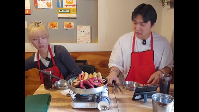 [캐치]SNS 커플, 홍알 - 음식이 나왔을 때 | SOOP VOD