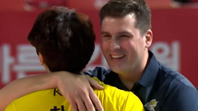 키워드는 서브와 블로킹! 여유롭게 세트 따내는 KB손해보험! | SOOP VOD