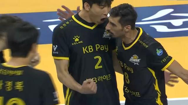 야쿱의 연속 서브에이스로 경기를 뒤집는 KB | SOOP VOD