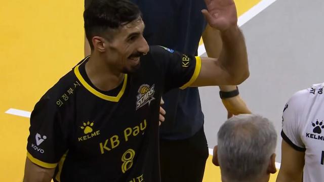 세트 막판 연속득점으로 뒤집는 KB | SOOP VOD